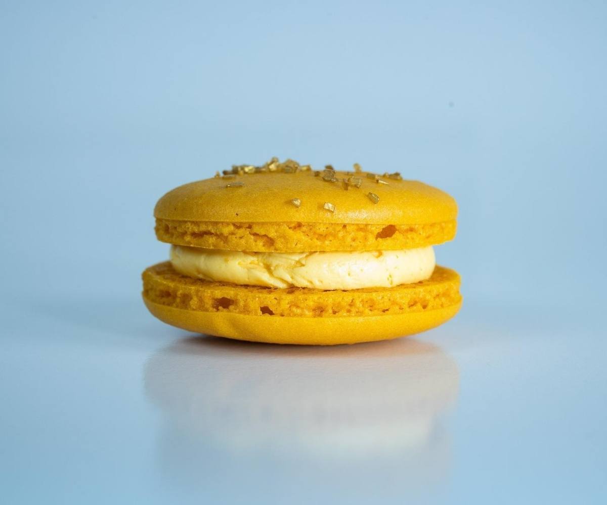 Enjoy a Pack of Crème Brûlée Macarons | Macaron Queen